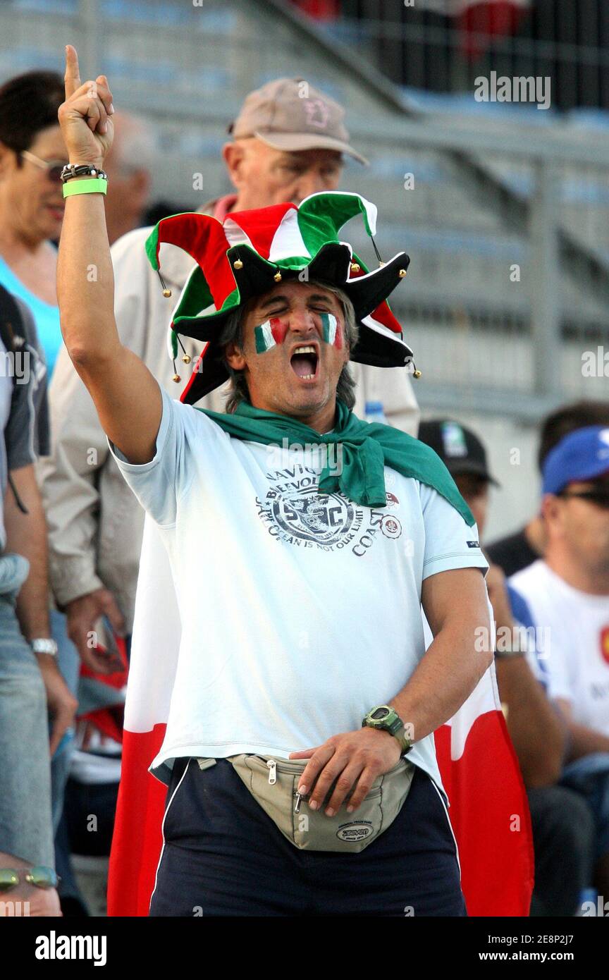 Rugby fan supporter italian italy hi-res stock photography and images ...