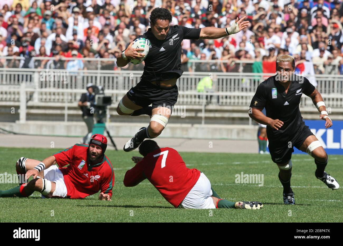 Conrad smith rugby hi-res stock photography and images - Alamy