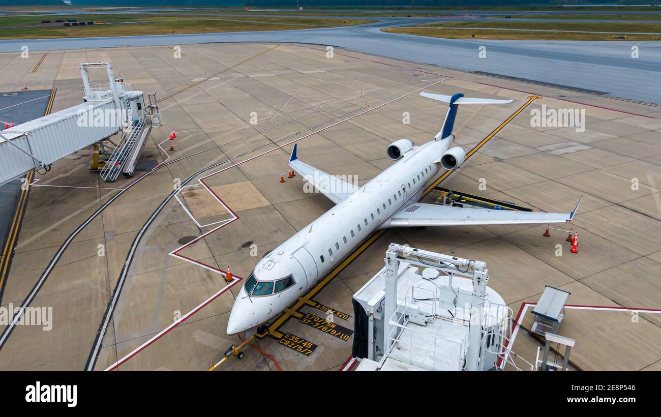 Commercial aircraft and business jets hi-res stock photography and ...