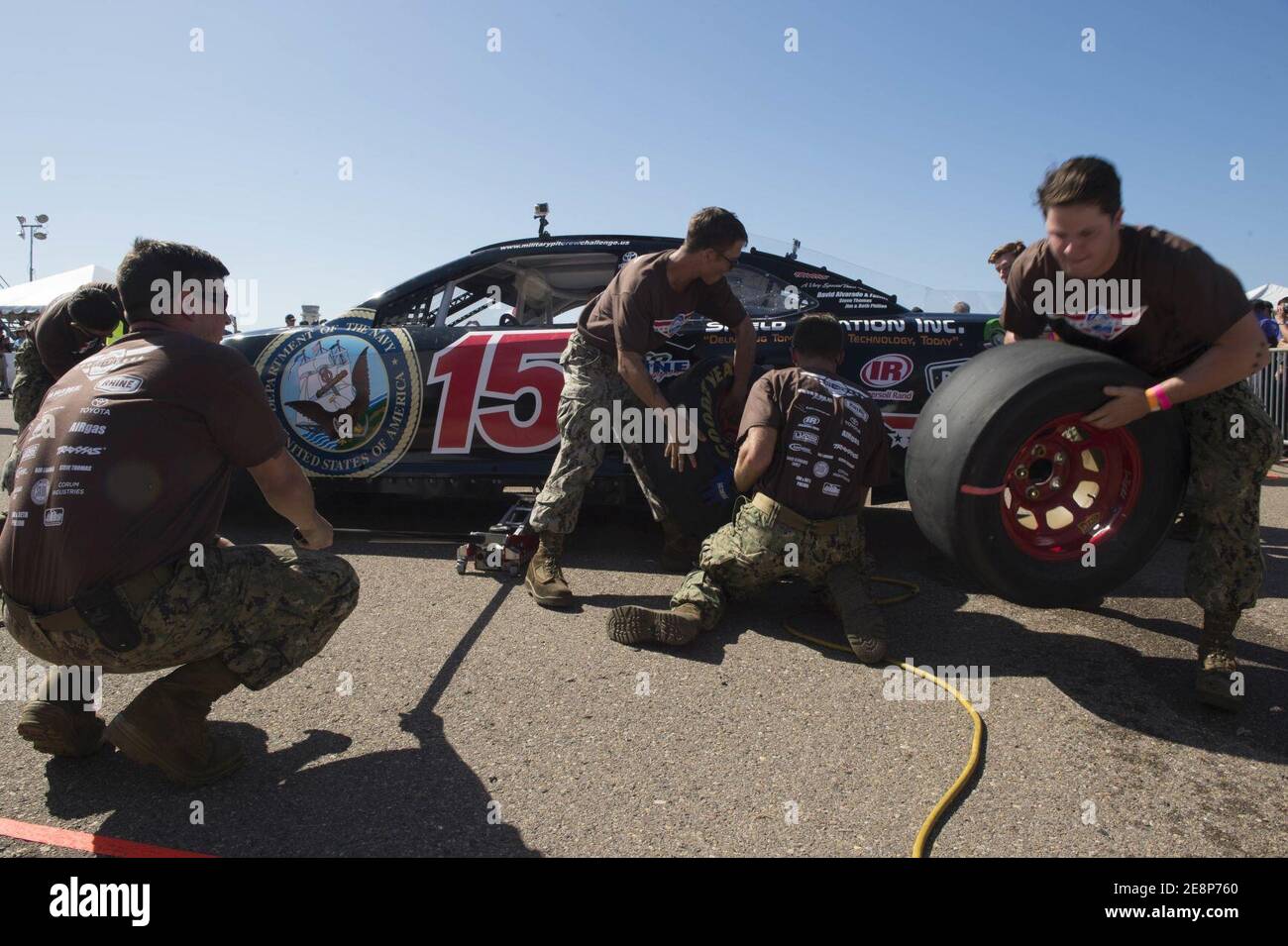 Military Pit Crew Challenge 150919 Stock Photo - Alamy