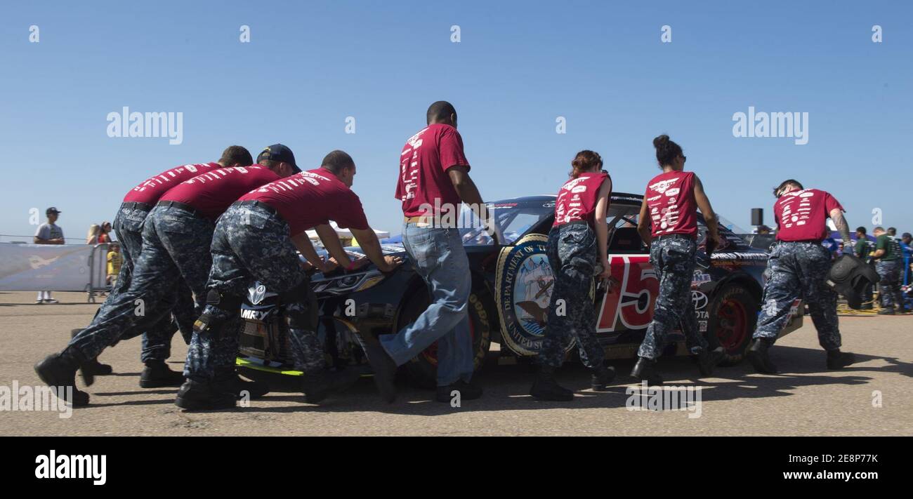 Military Pit Crew Challenge 150919 Stock Photo - Alamy