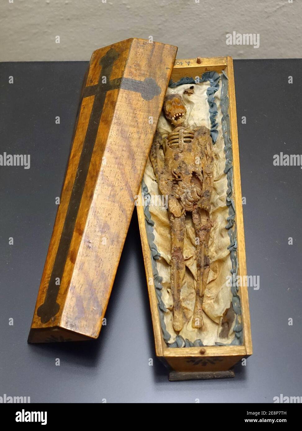 Momento mori in the form of a small coffin, probably Southern Germany ...