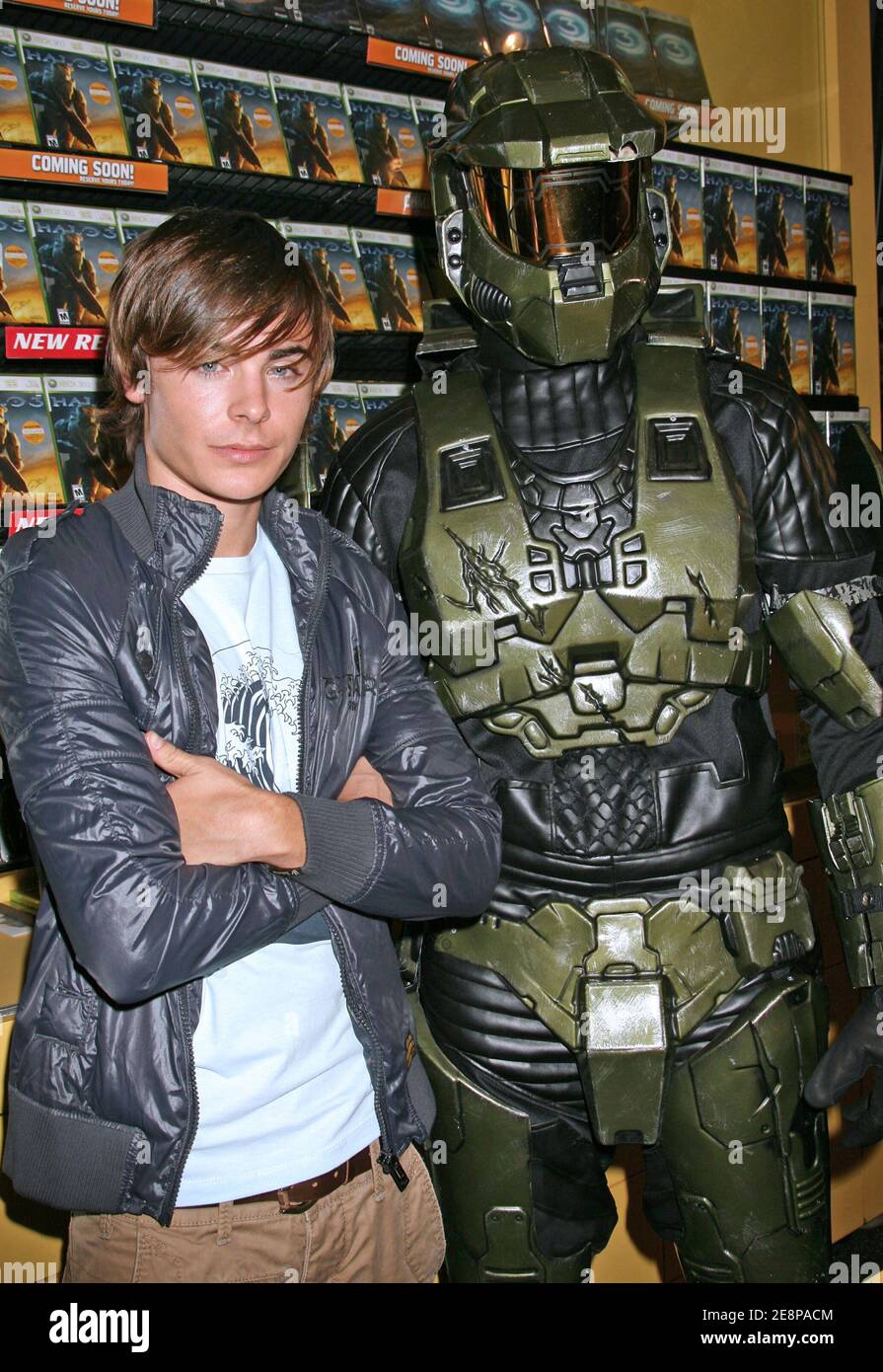 Halo master chief hi-res stock photography and images - Alamy