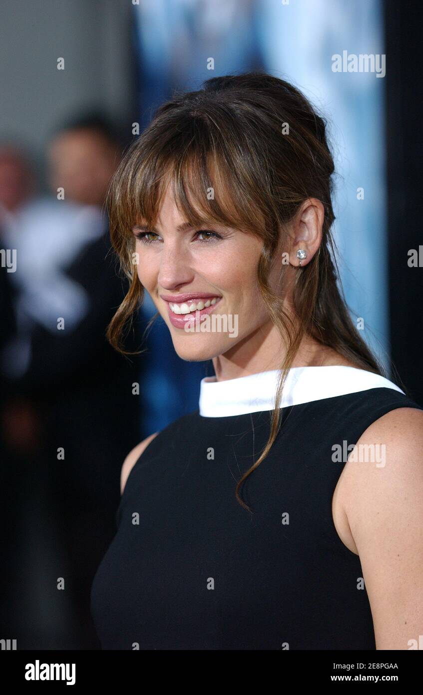 Jennifer Garner attends "The Bourne Ultimatum" premiere at the Arclight ...