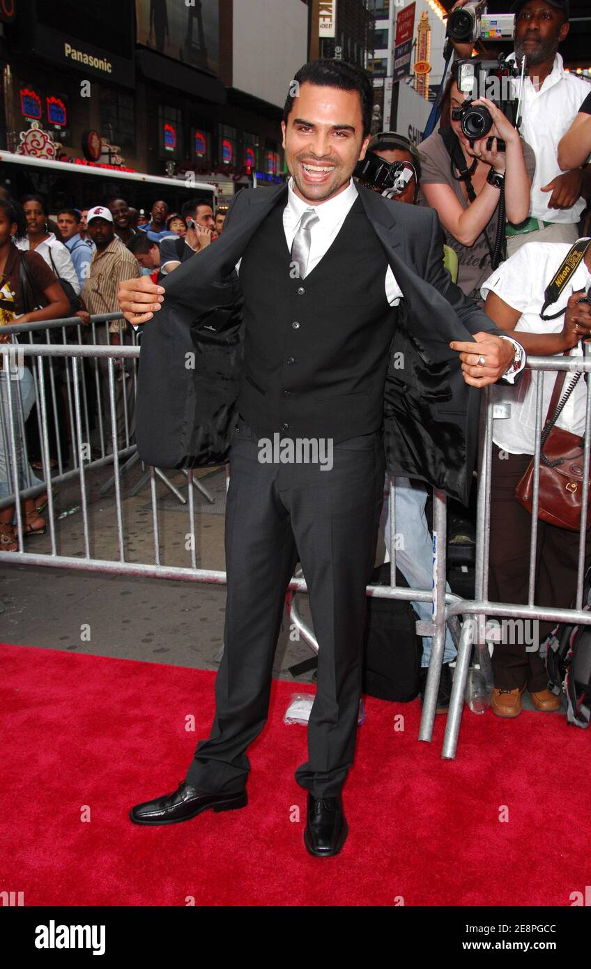 Actor Manny Perez attends the premiere of Picturehouse's "El Cantante ...