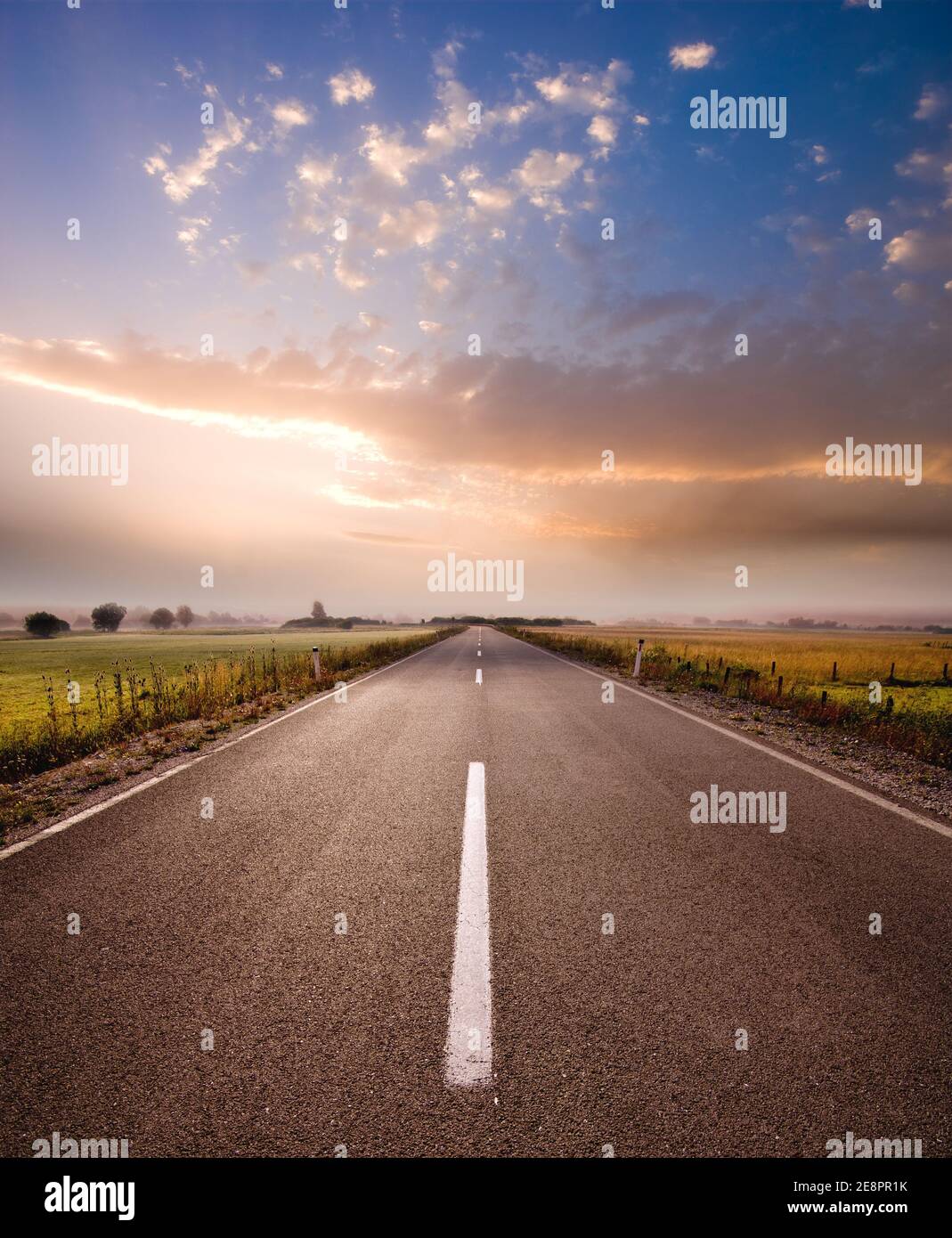 Misty road morning sun hi-res stock photography and images - Alamy