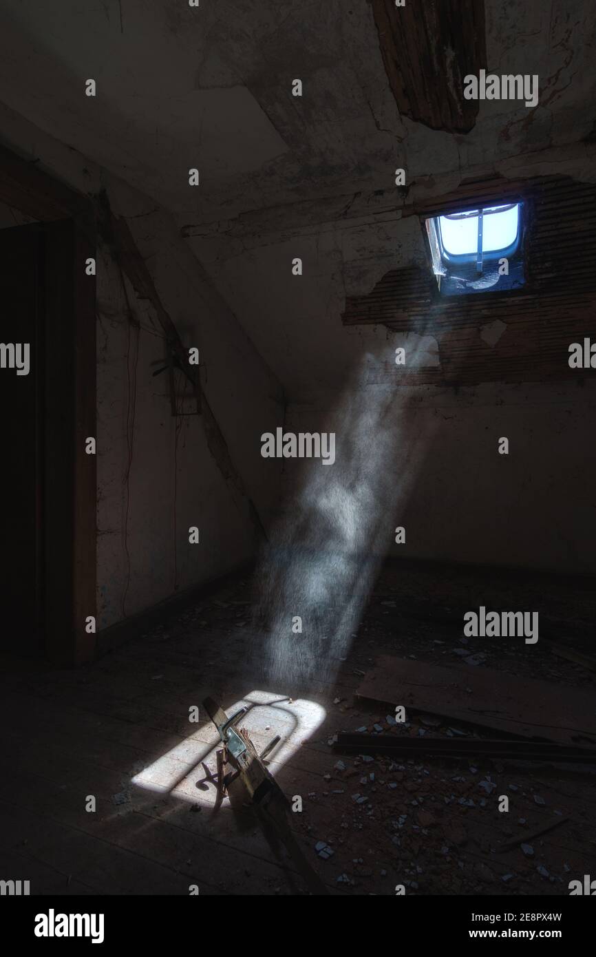 Empty room dark window hi-res stock photography and images - Alamy