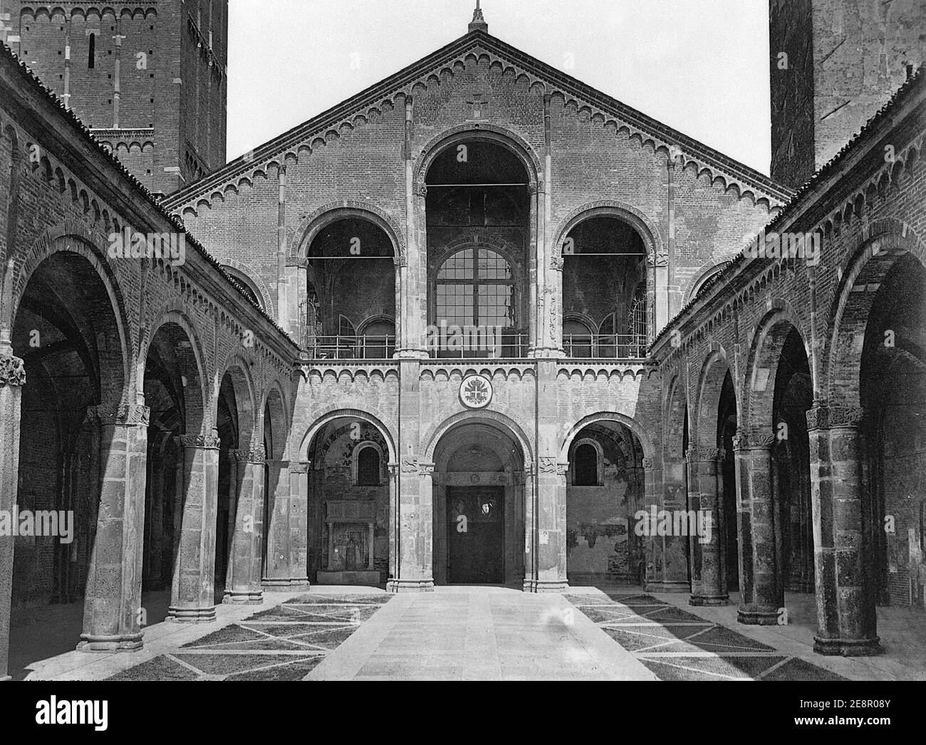 Milano, Basilica di Sant'Ambrogio, quadriportico 01 Stock Photo - Alamy