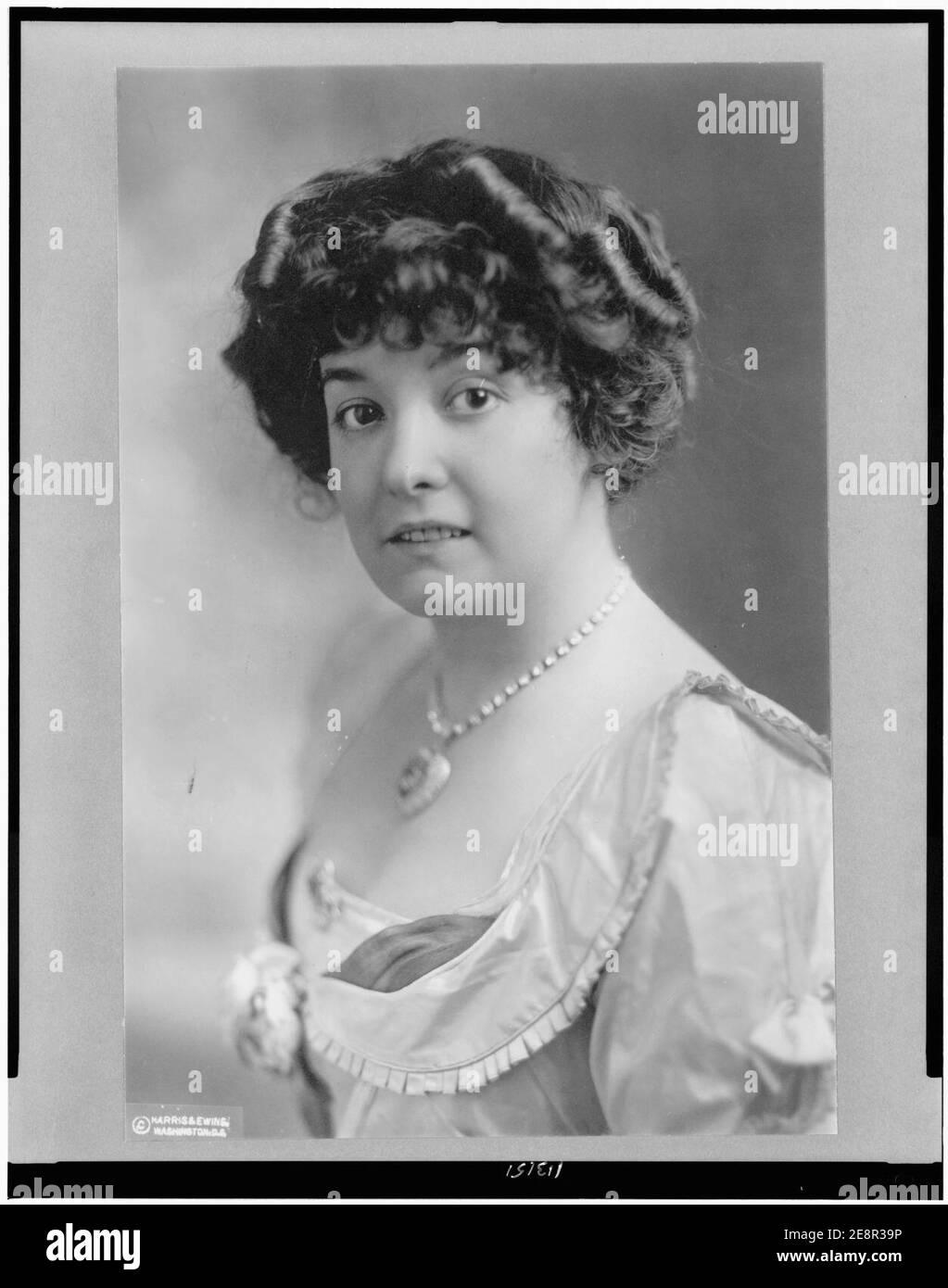 Millicent Hearst, head-and-shoulders portrait, facing slightly left ...
