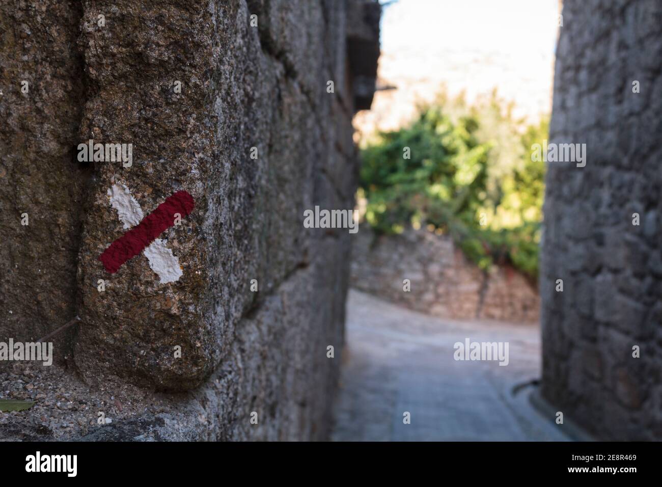Trail sign on wall marking wrong way Stock Photo - Alamy