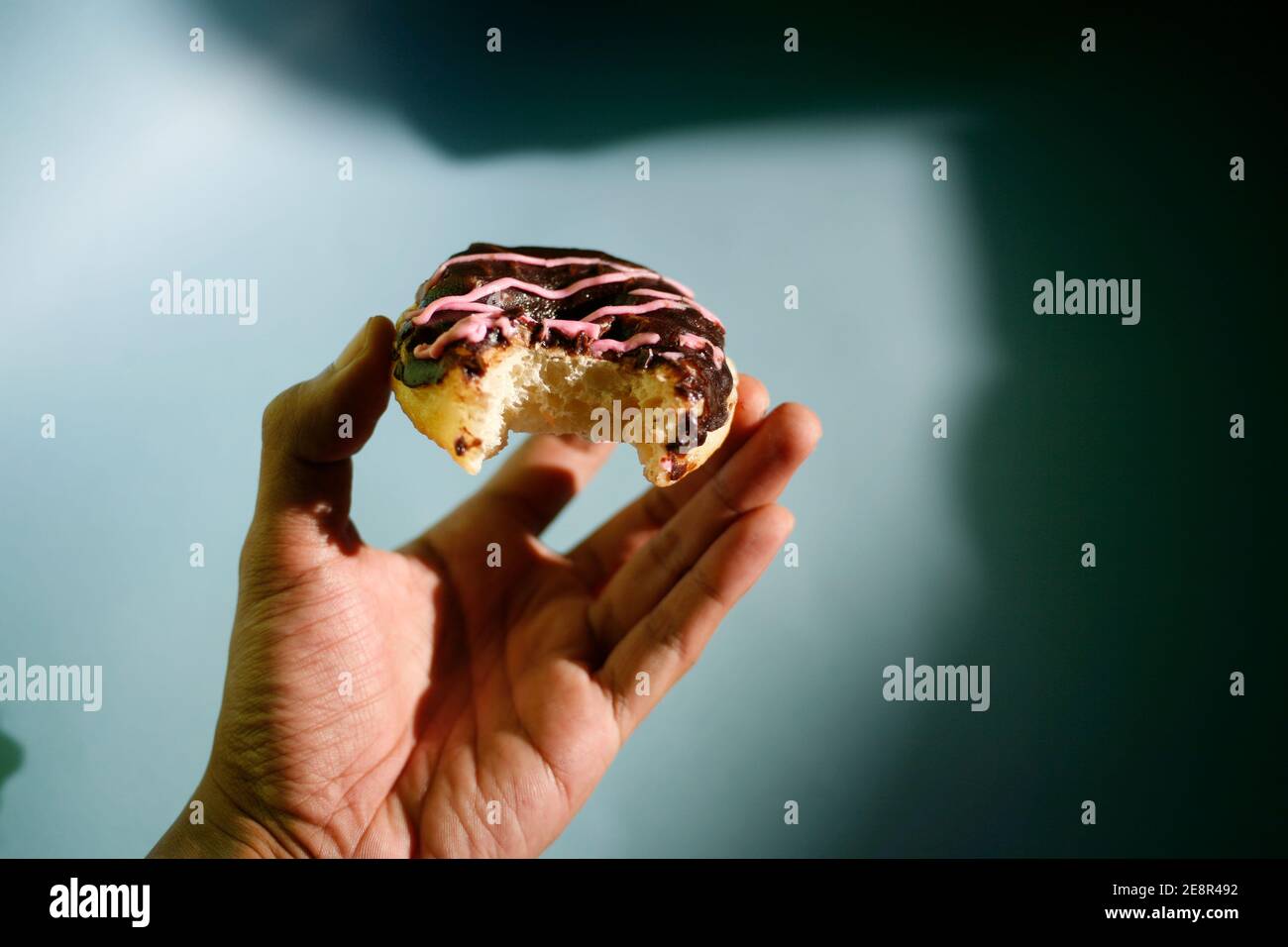 Hand holding donut hi-res stock photography and images - Alamy