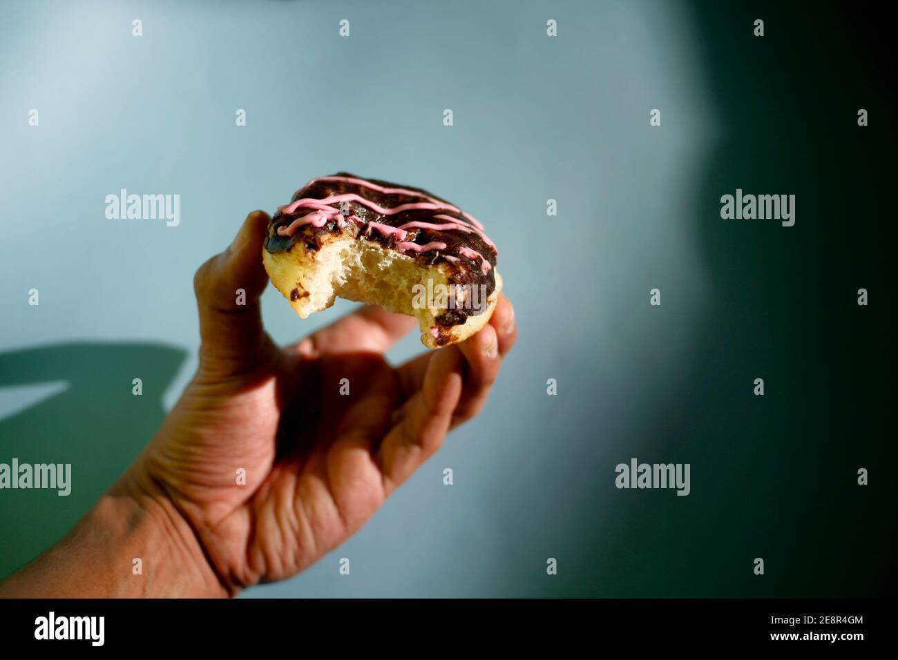 Hand holding donut hi-res stock photography and images - Alamy
