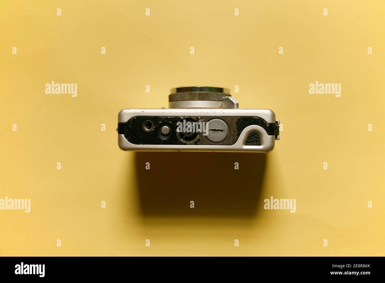 Old fashioned camera hi-res stock photography and images - Alamy