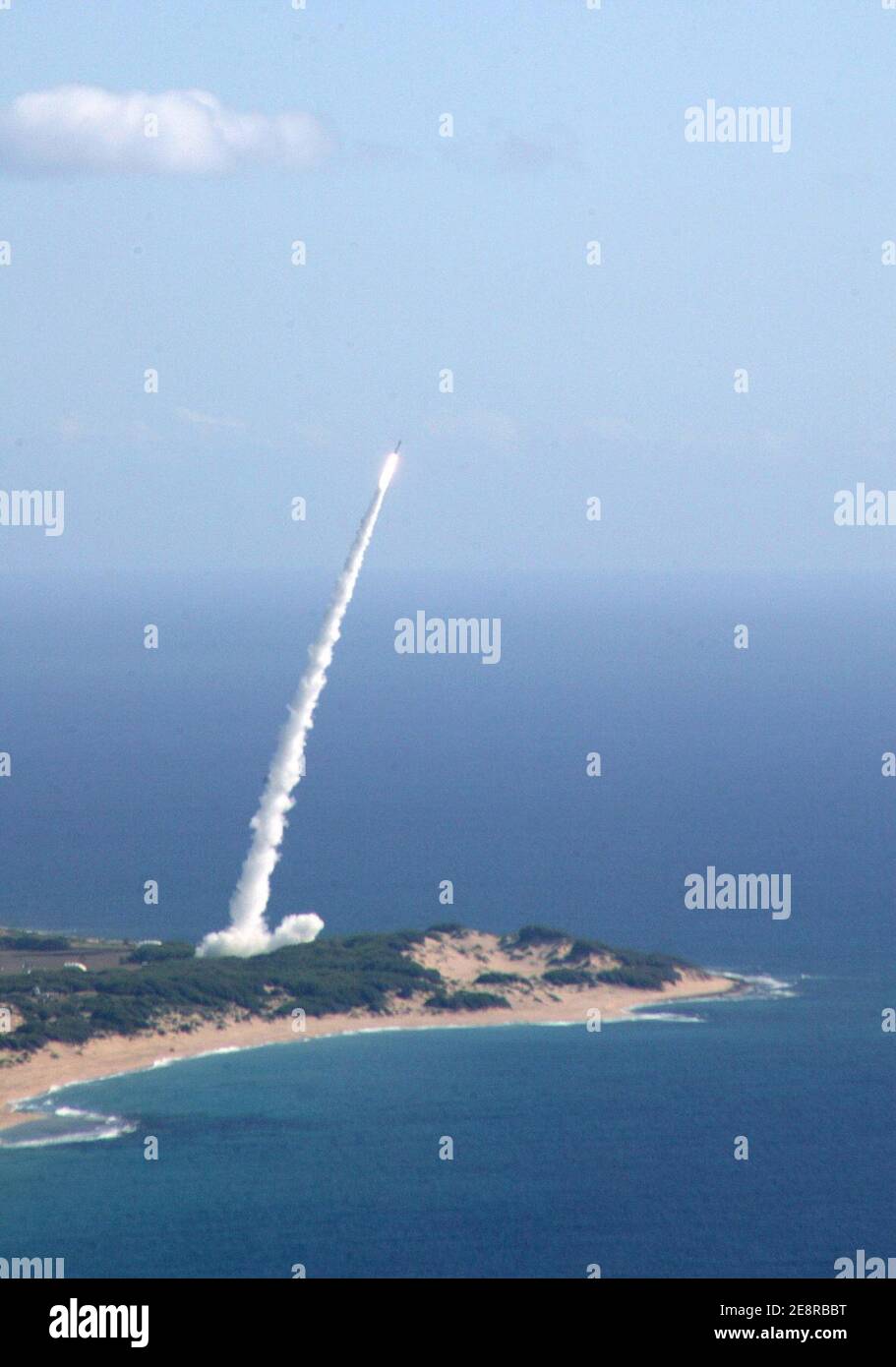 Missile launch from Pacific Missile Range Stock Photo - Alamy