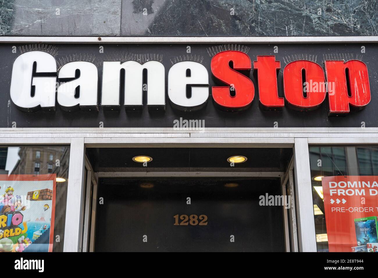 Gamestop store hi-res stock photography and images - Alamy