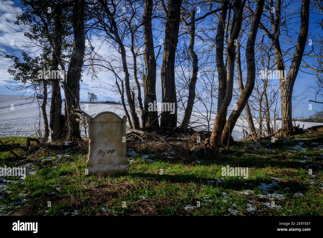 Abandoned grave hi-res stock photography and images - Alamy