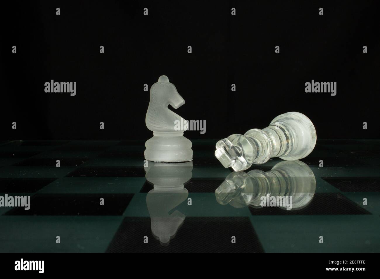 Fallen king chess piece hi-res stock photography and images - Alamy