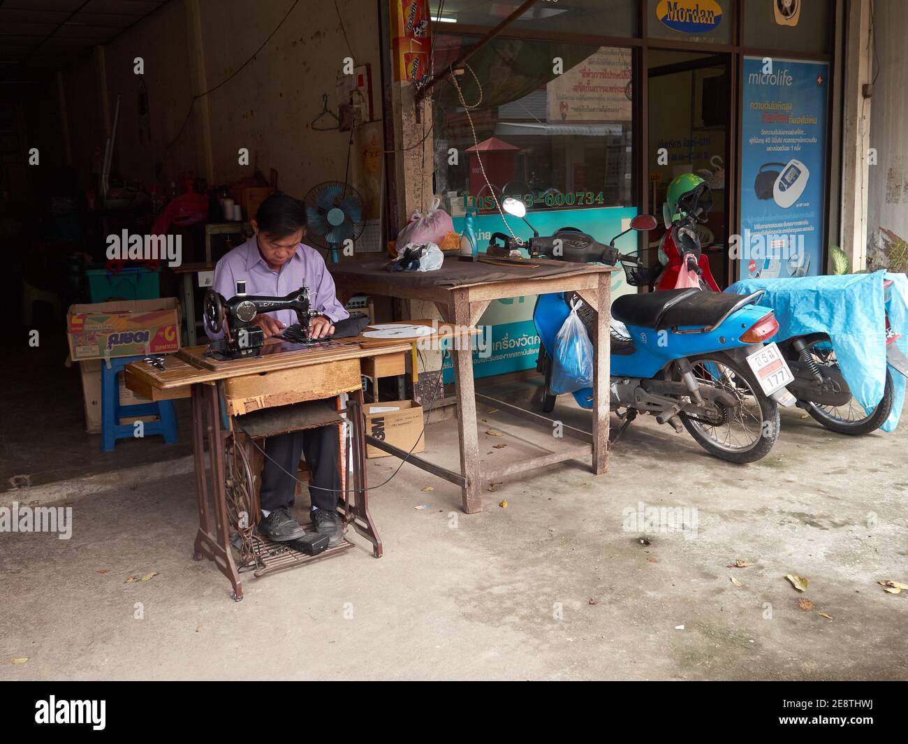Pedal sewing machine hi-res stock photography and images - Alamy