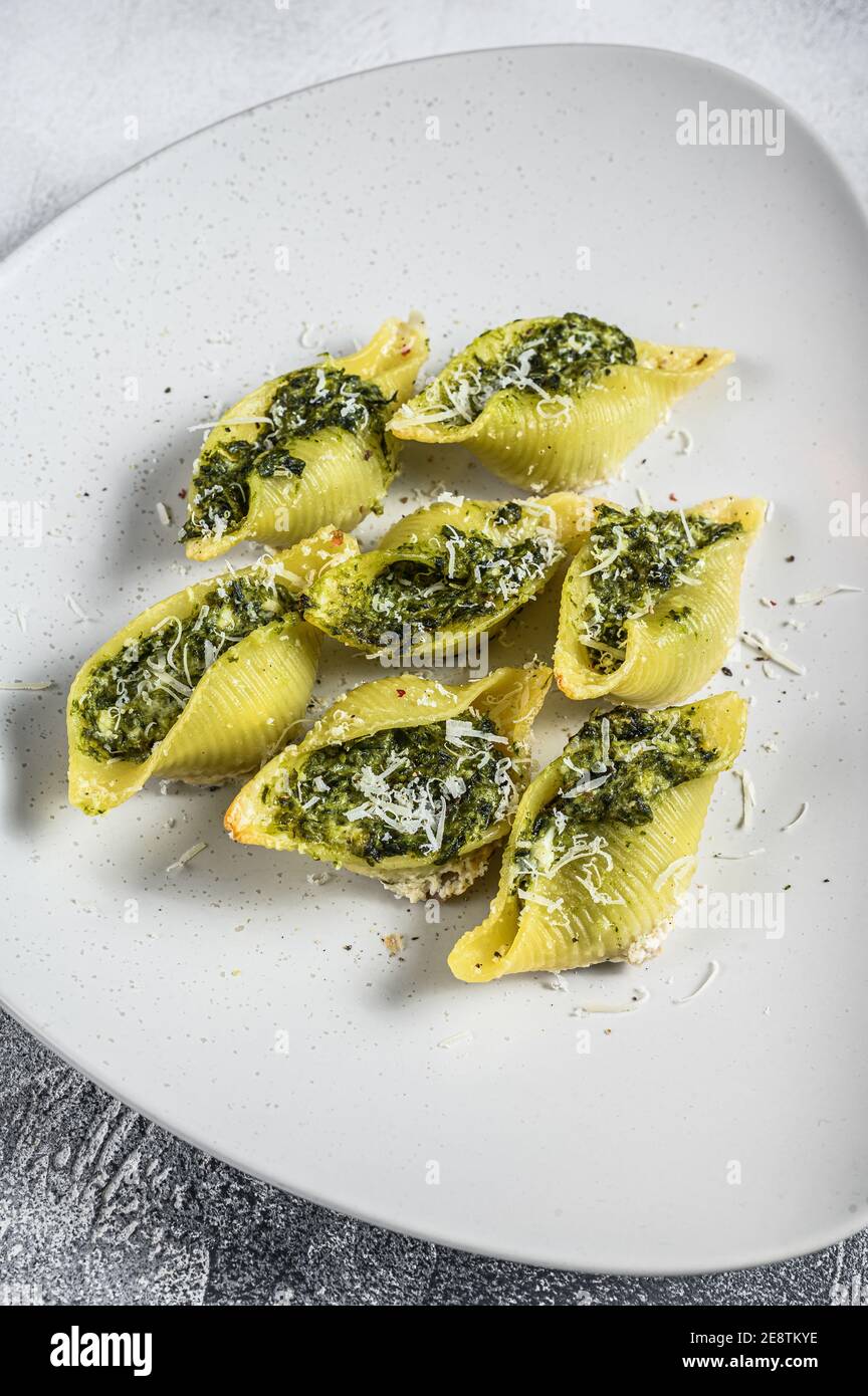 Jumbo shells hi-res stock photography and images - Alamy