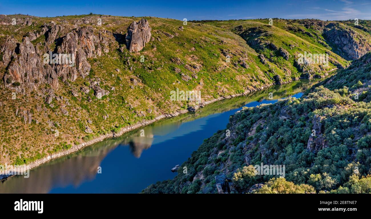 Viewpoint over Rio Douro, Spanish side on left, near village of ...