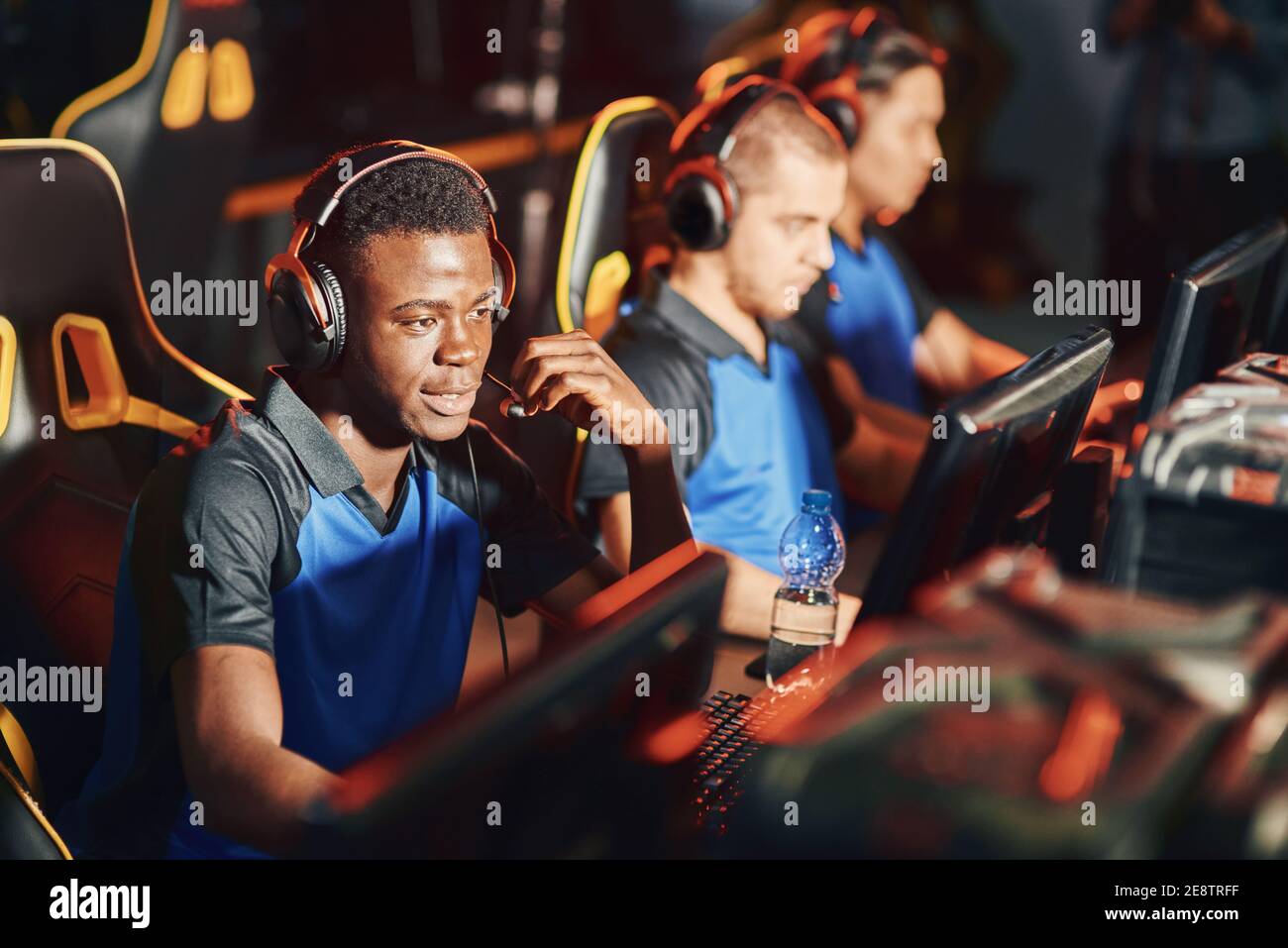 Screen multiplayer game hi-res stock photography and images - Alamy