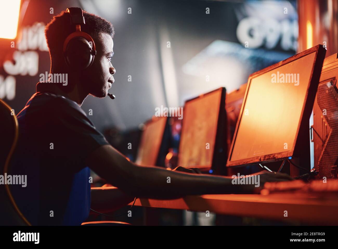 Cybersport. Side view of a focused african guy, male professional gamer ...