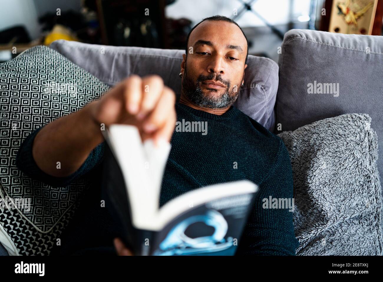Person focused reading hi-res stock photography and images - Alamy
