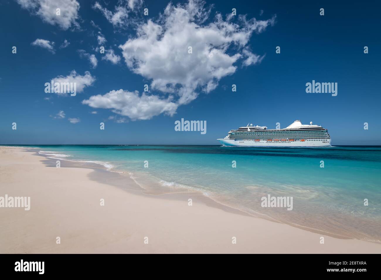 Side view of cruise ship at the beach Stock Photo - Alamy