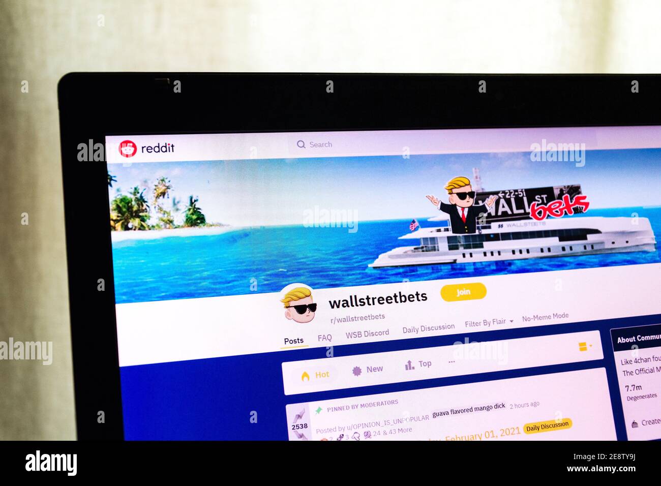 Platform screen wall hi-res stock photography and images - Alamy