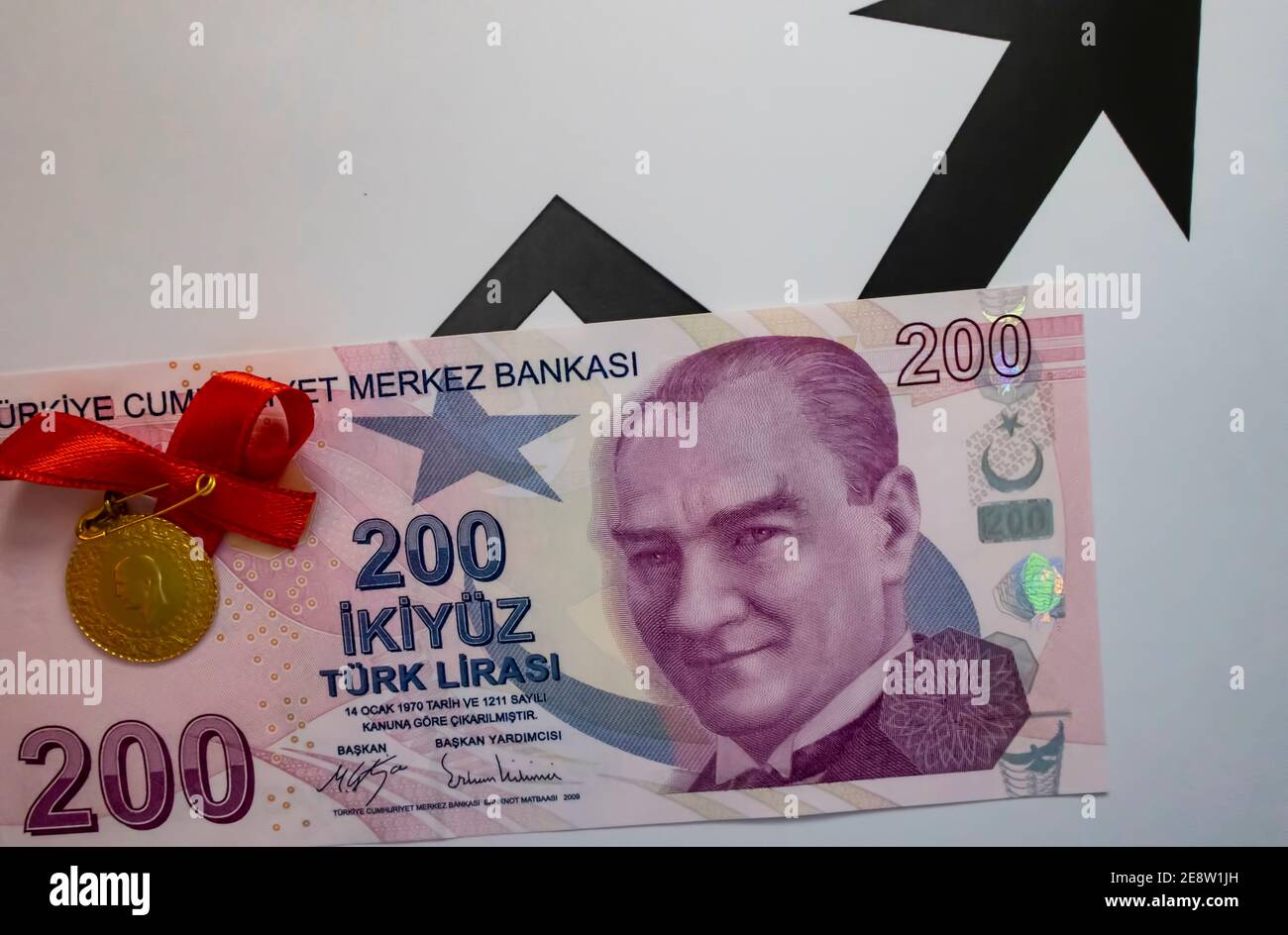 Two hundred banknote lira hi-res stock photography and images - Alamy