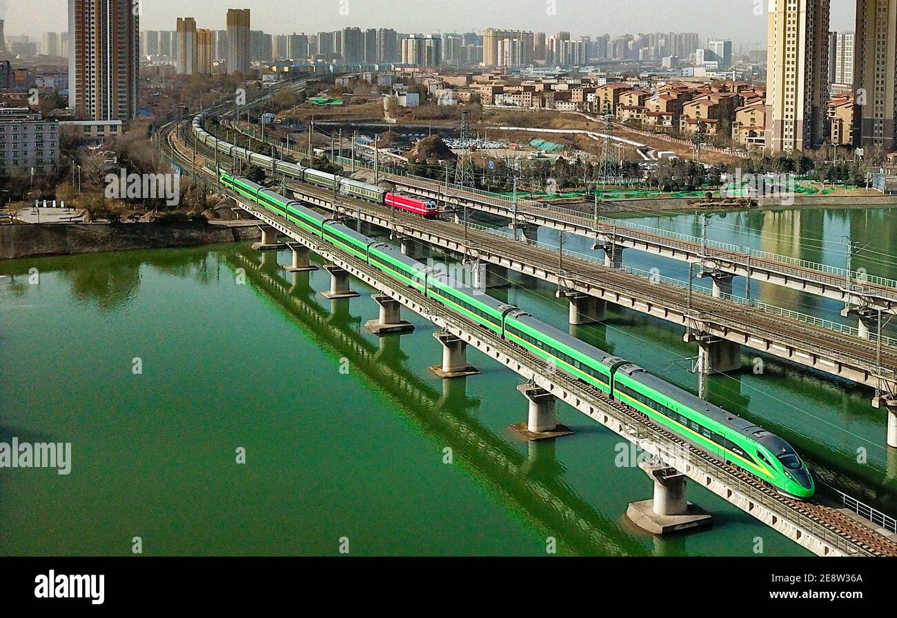 The D6818 China Standard EMU from Xi'an to Weinan passes through the ...