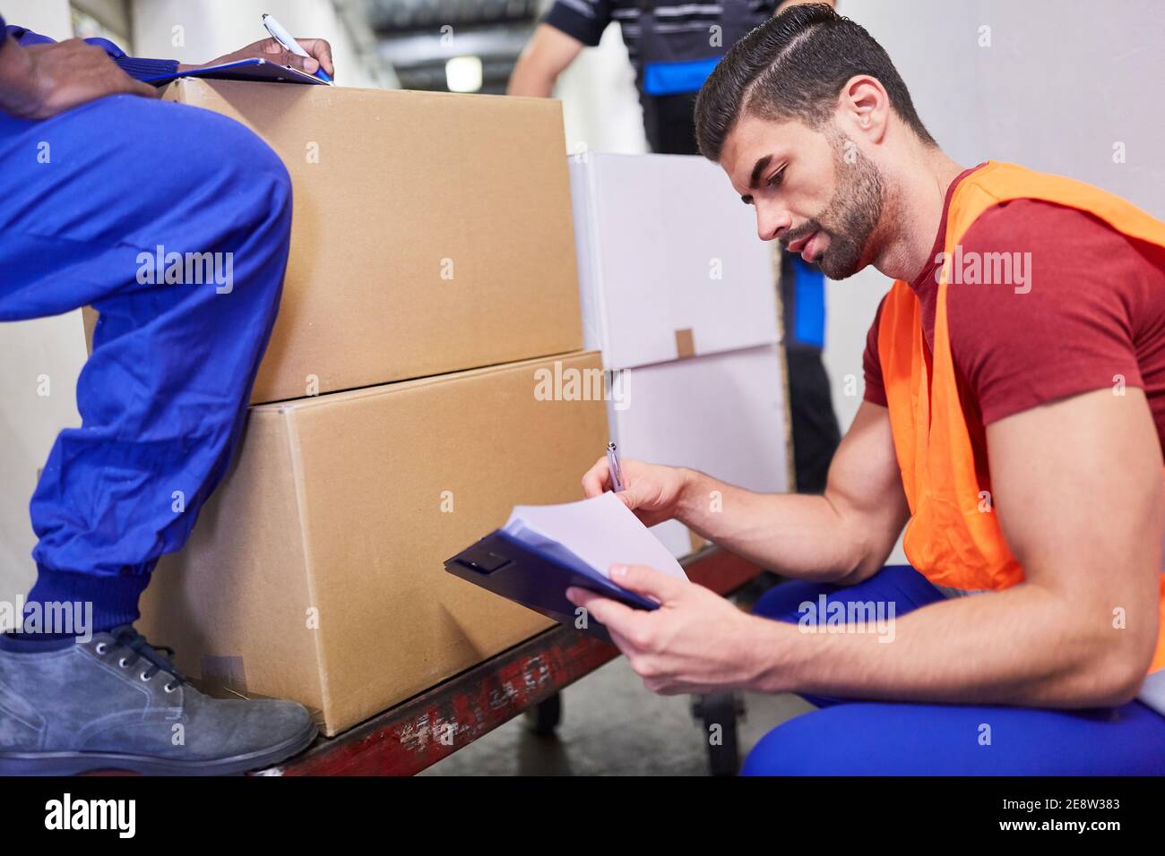 Delivery worker hi-res stock photography and images - Alamy
