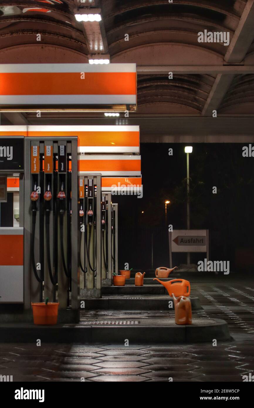Full service gas station hi-res stock photography and images - Alamy
