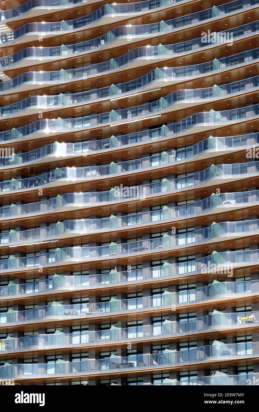 Office building windows, full view hi-res stock photography and images ...