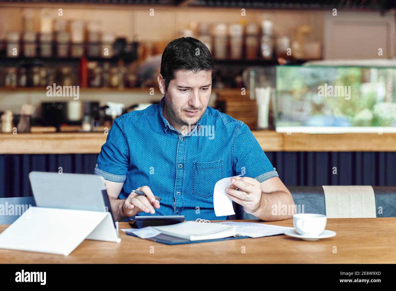 Calculating restaurant bill hi-res stock photography and images - Alamy