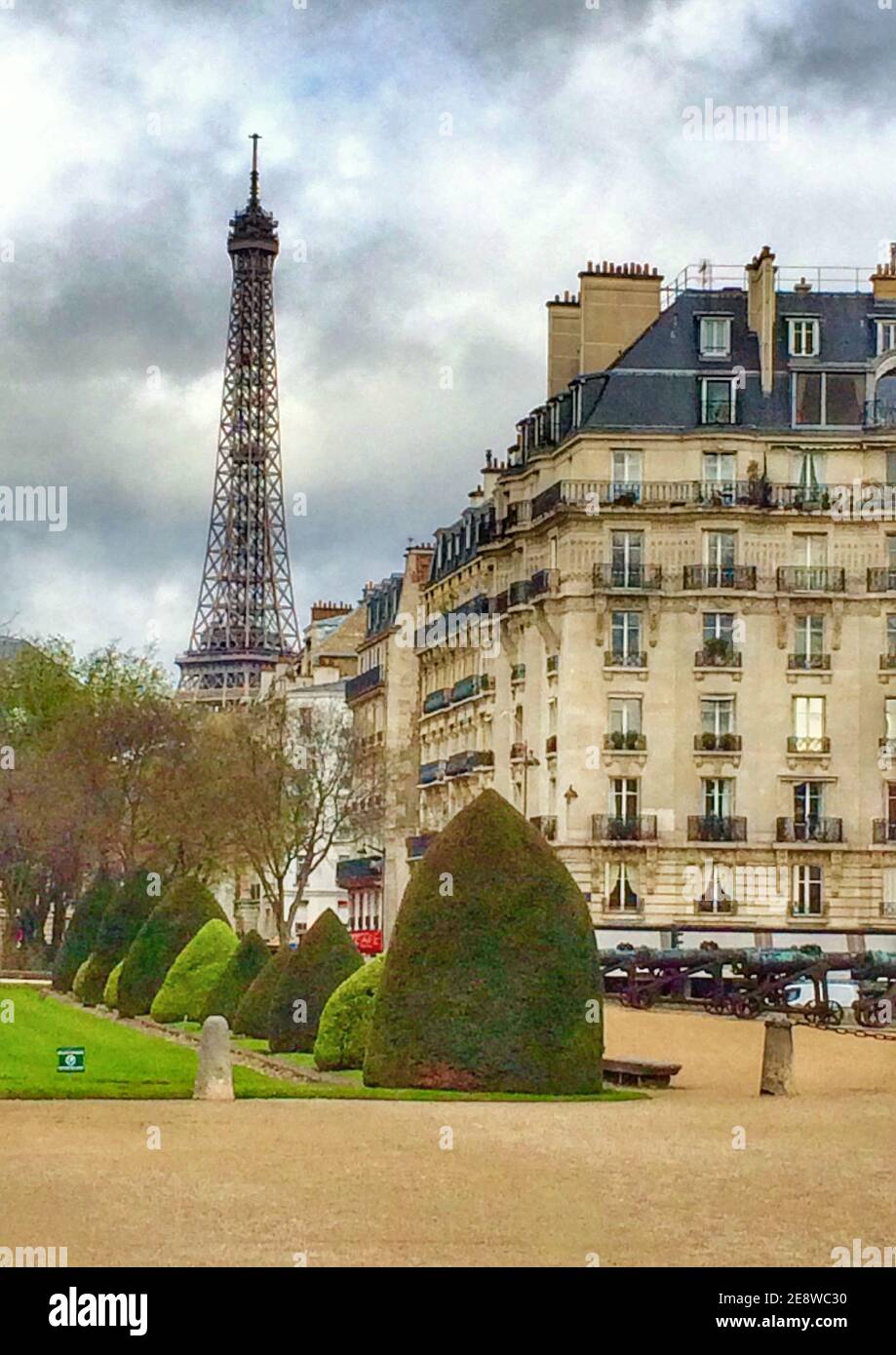 Typical Parisian buildings with Eiffel Tower Stock Photo - Alamy