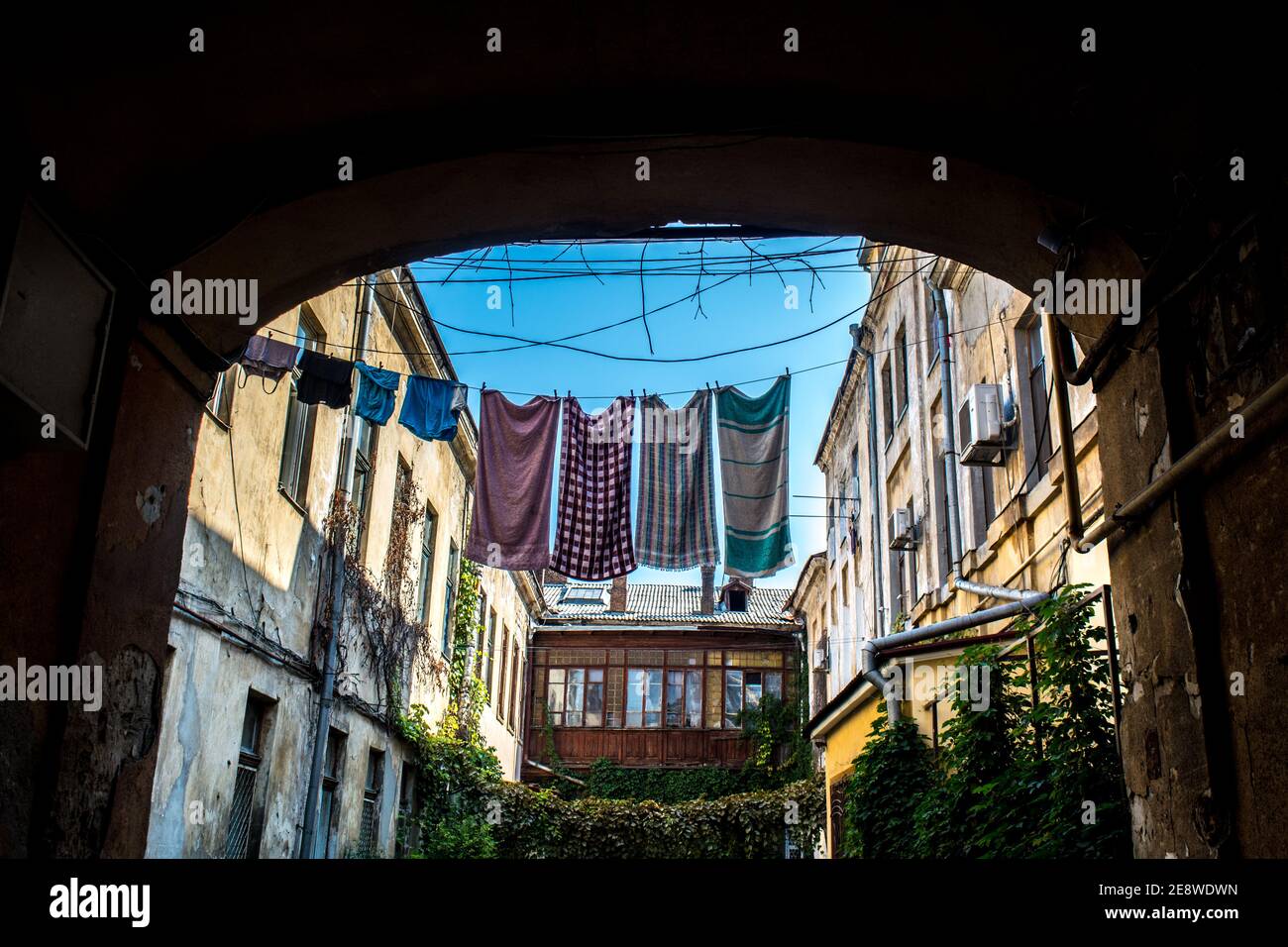 arch overlooking the courtyard in which the clothes and clothes of the ...