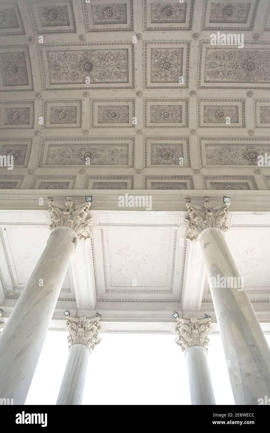 marble columns and white luxurious patterned ceiling Stock Photo - Alamy