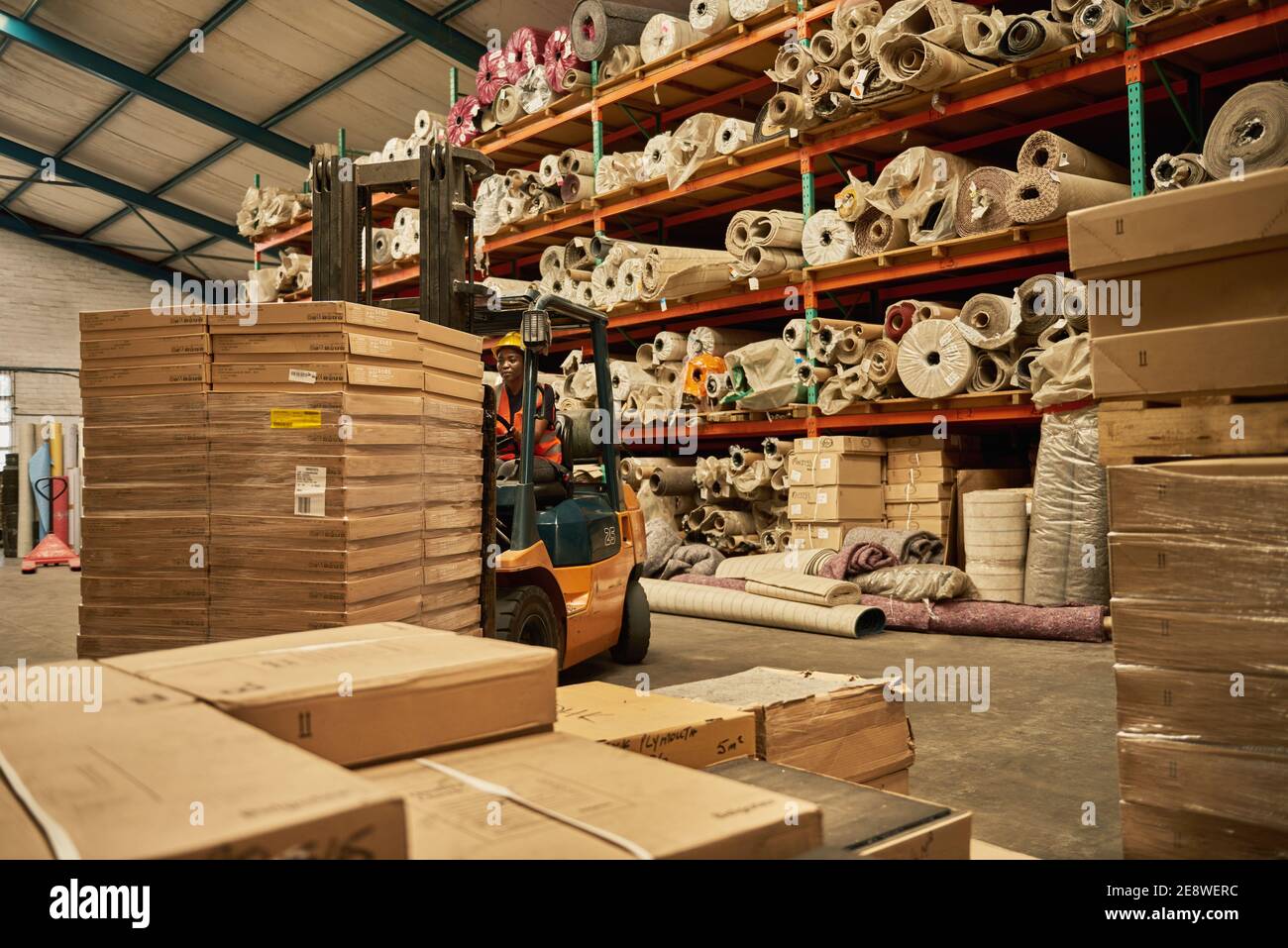 Moving pallets around hi-res stock photography and images - Alamy