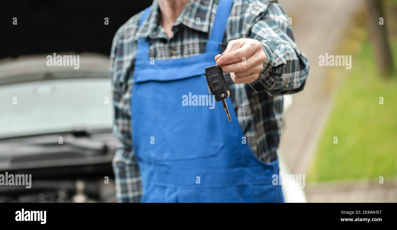 Man delivering keys hi-res stock photography and images - Alamy
