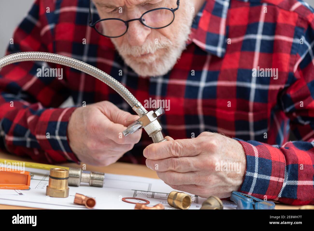 Plumber screwing a plumbing fitting on a pipe Stock Photo - Alamy