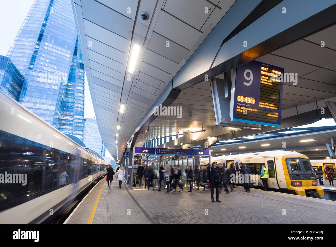 New london bridge mainline railway station Stock Photo - Alamy