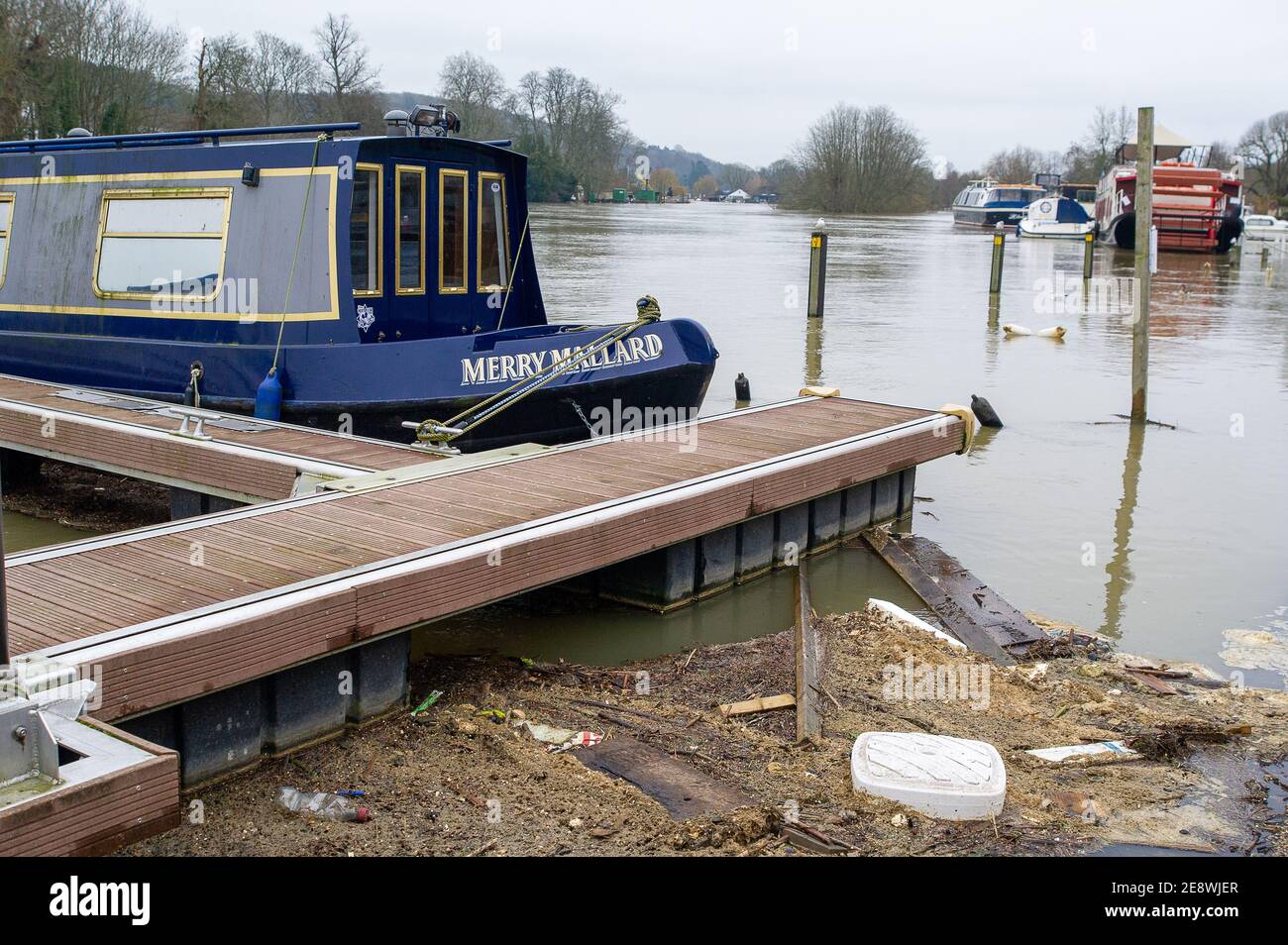 Henley-on-Thames, Oxfordshire, UK. 1st February, 2021. Pollution builds ...