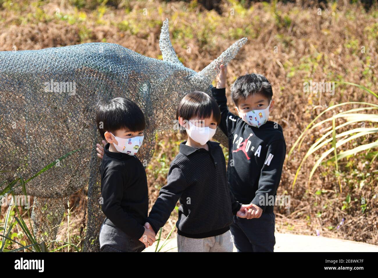 Asian family happy wearing mask hi-res stock photography and images - Alamy