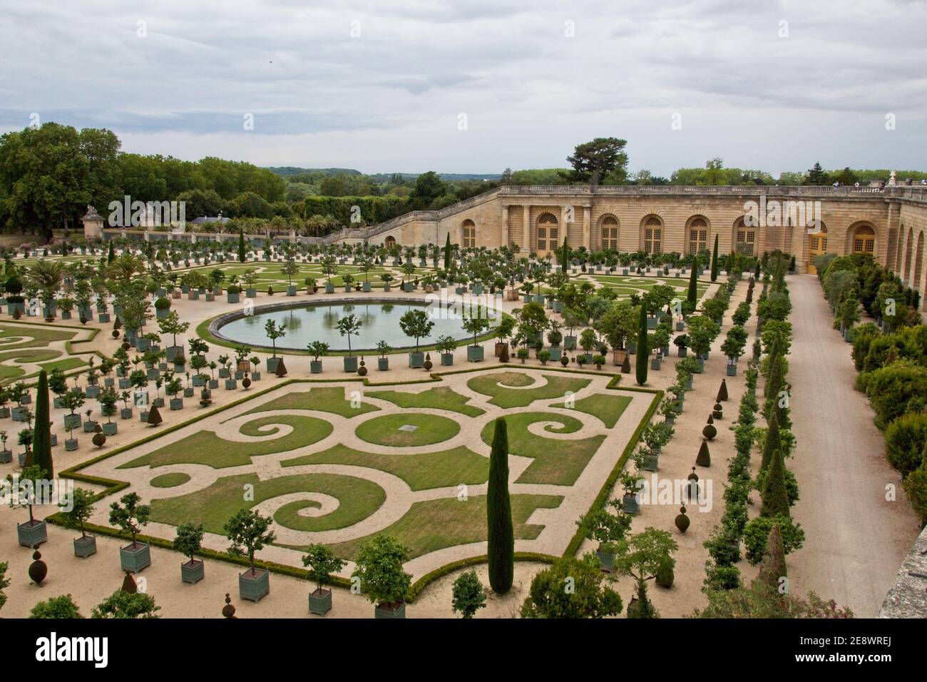 Versailles palace garden symmetry hi-res stock photography and images ...