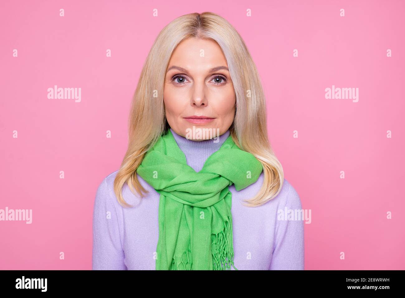 Photo portrait confident calm senior woman with blonde hair wearing ...
