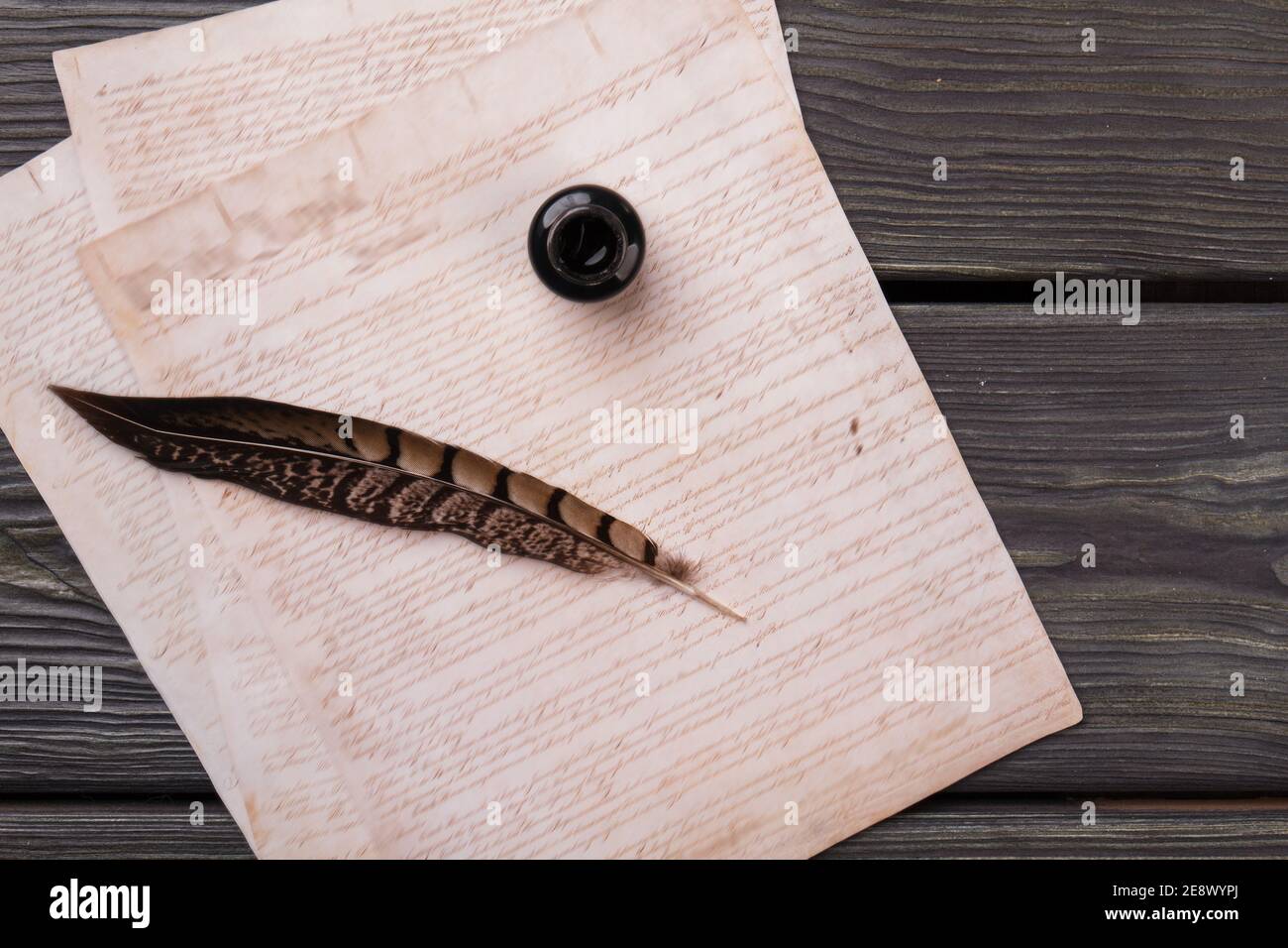 Inkpot and quill hi-res stock photography and images - Alamy