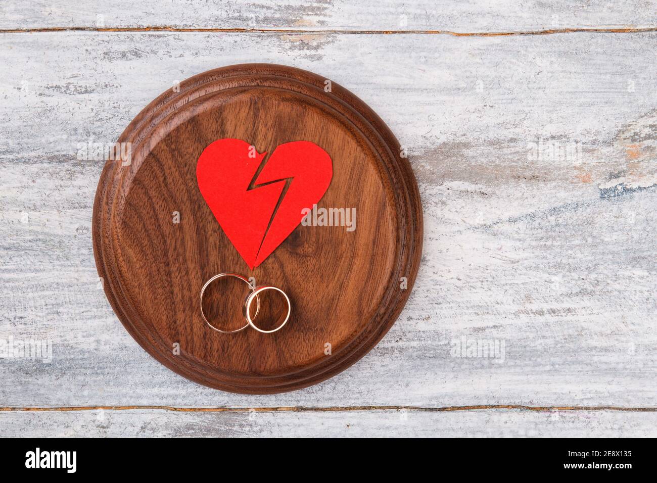 Broken heart and rings Stock Photo - Alamy