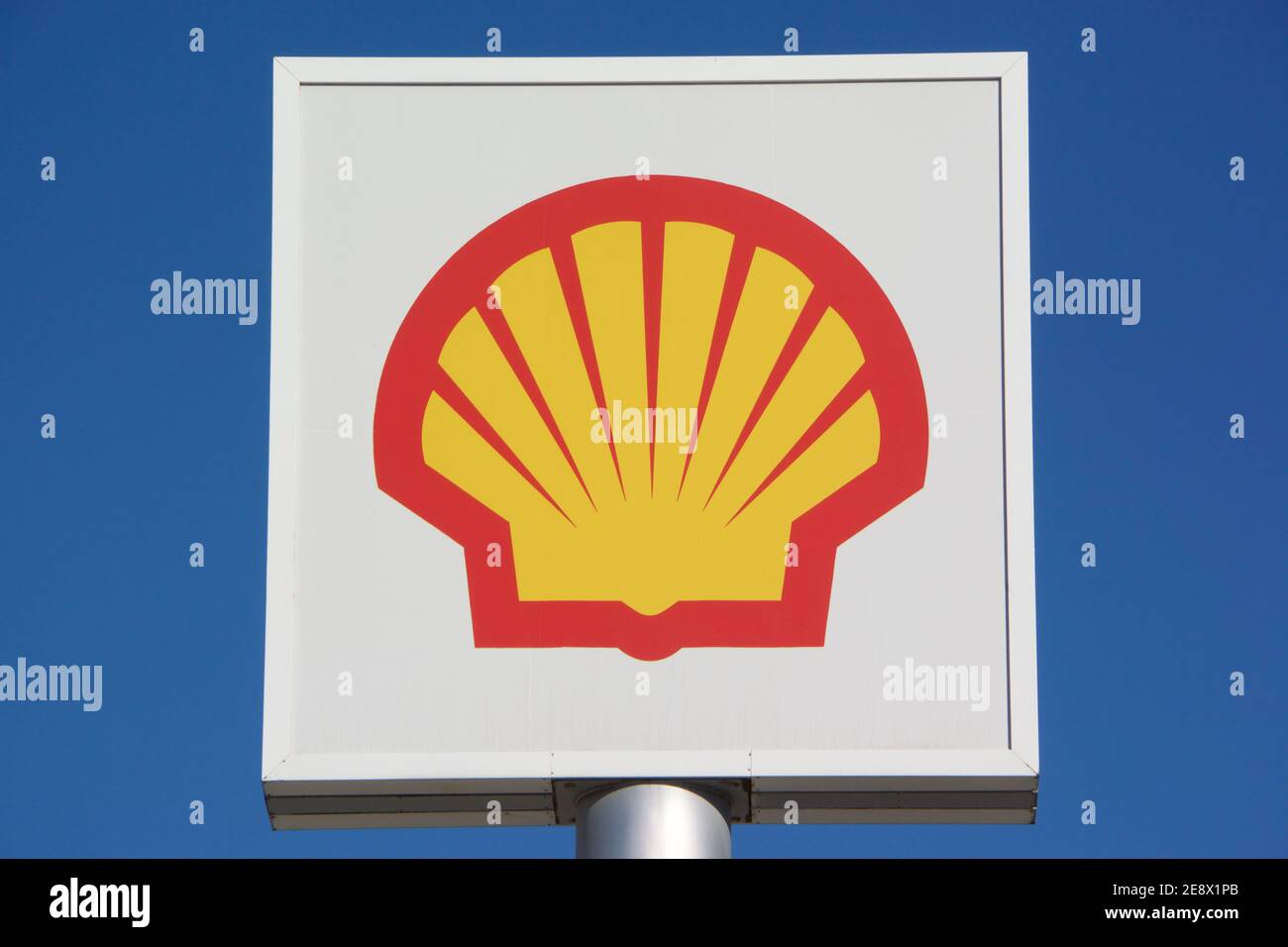 Shell oil sign hi-res stock photography and images - Alamy