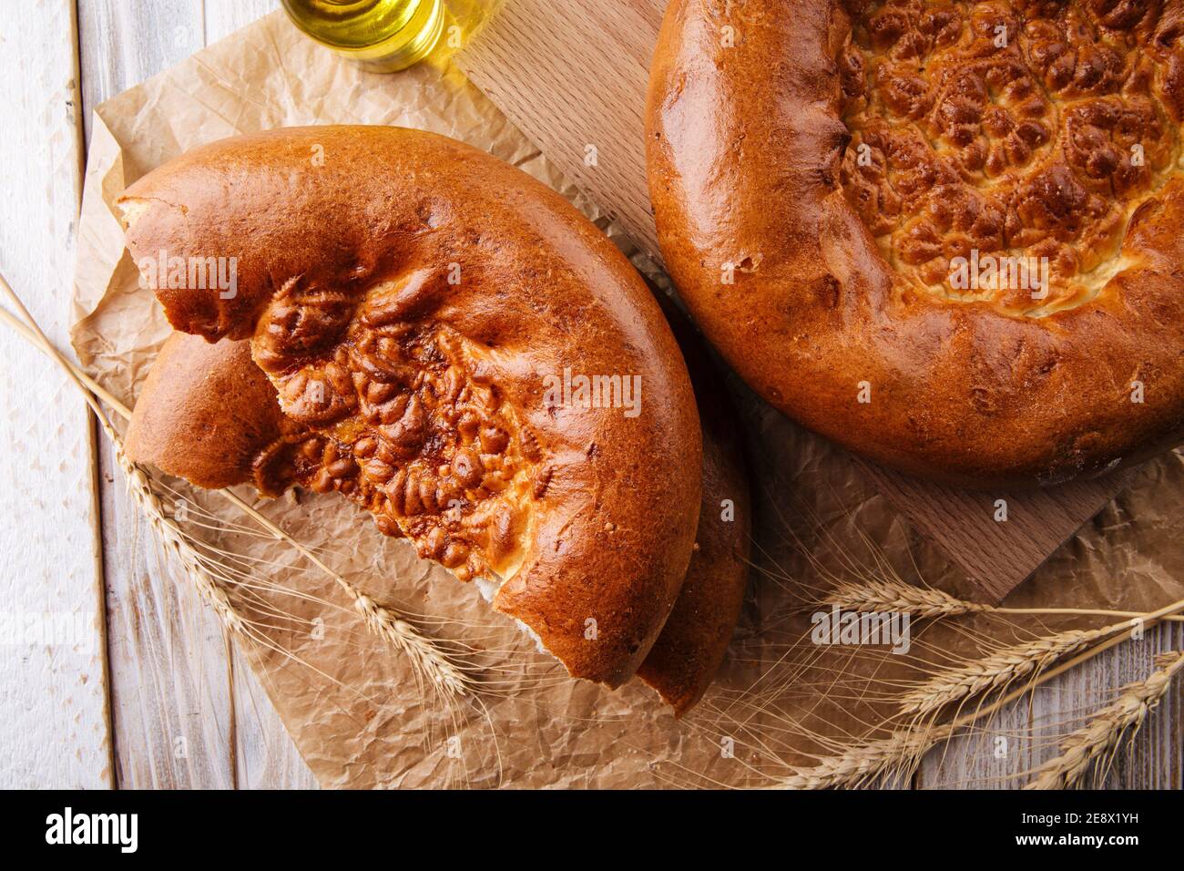 Top view on broken fresh baked onion flat bread Stock Photo - Alamy